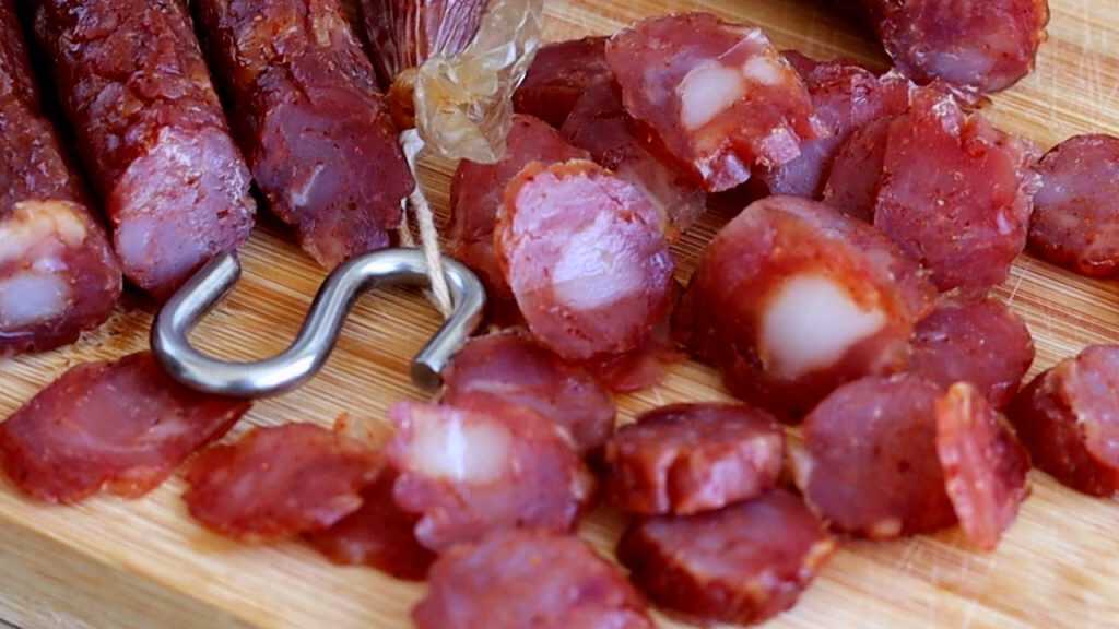 Salaminho apimentado defumado na churrasqueira – charcutaria.org